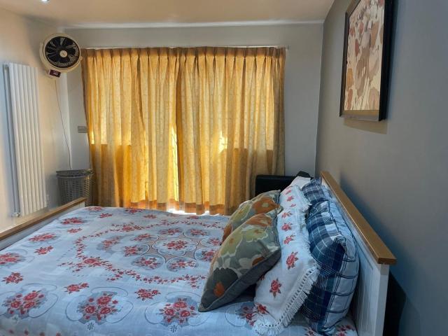 Room at Hampton Road, Greater London