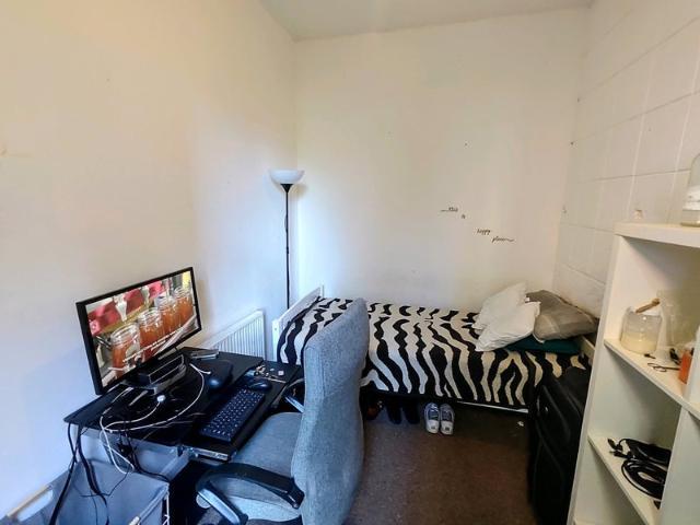 Room at Hampden Road, Greater London
