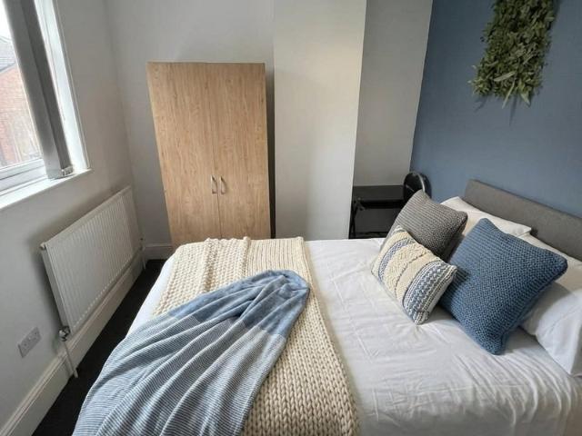 Room at Hanover Street, Newcastle under Lyme