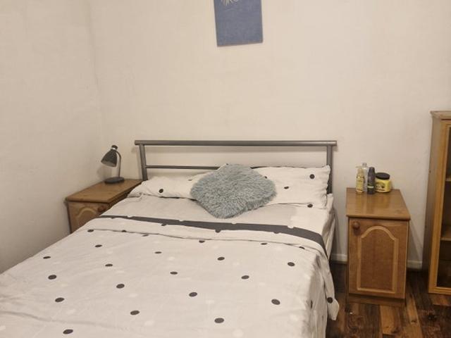 Room at Hanworth Road, Greater London