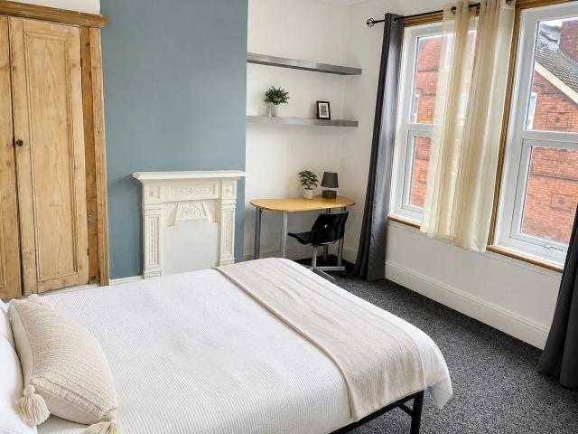 Room at Harold Road, Birmingham