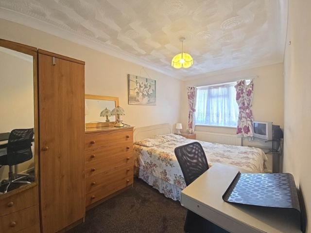 Room at Harcourt Drive, Reading