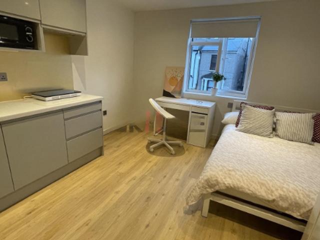 Room at Hardman Road, Greater London