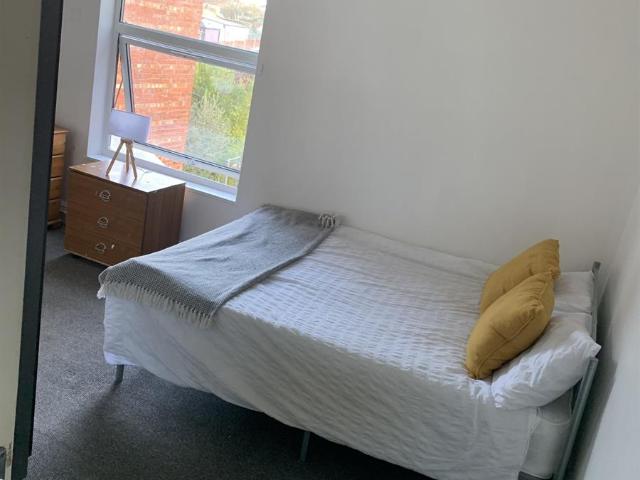 Room at Harlaxton Road, South Kesteven
