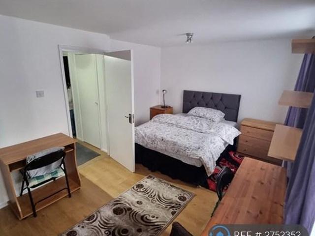 Room at Harlinger Street, Greater London