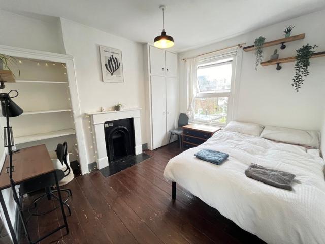 Room at Hartham Road, Greater London