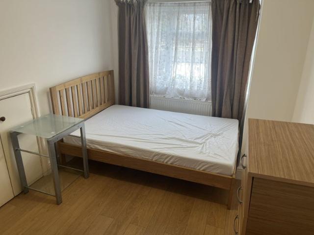 Room at Hartham Road, Greater London