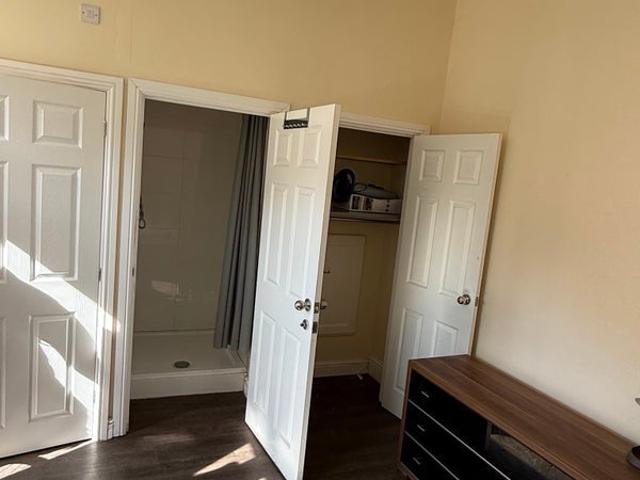 Room at Harvest Road, Sandwell