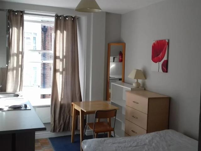 Room at Hatherley Grove, City of Westminster