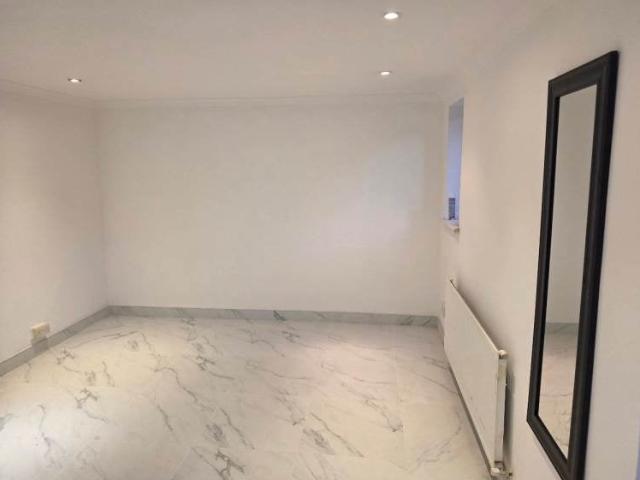 Room at Hatton Avenue, Slough