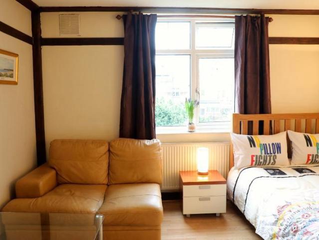Room at Havannah Street, Greater London