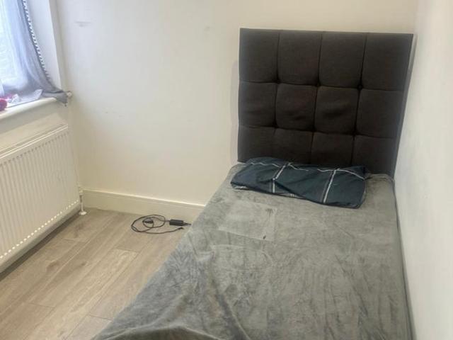 Room at Hayfield Road, Greater London