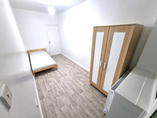Room at Heath Park Road, Greater London