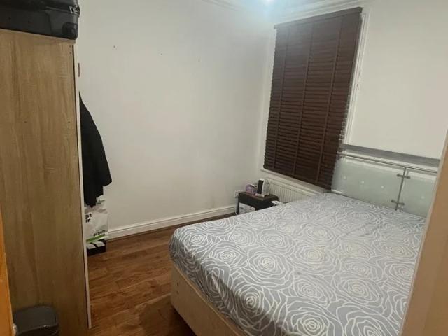 Room at Heath Road, Greater London