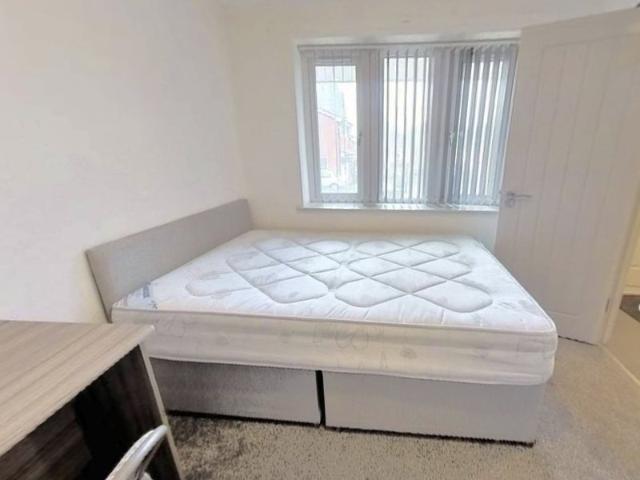 Room at Heeley Road, Birmingham