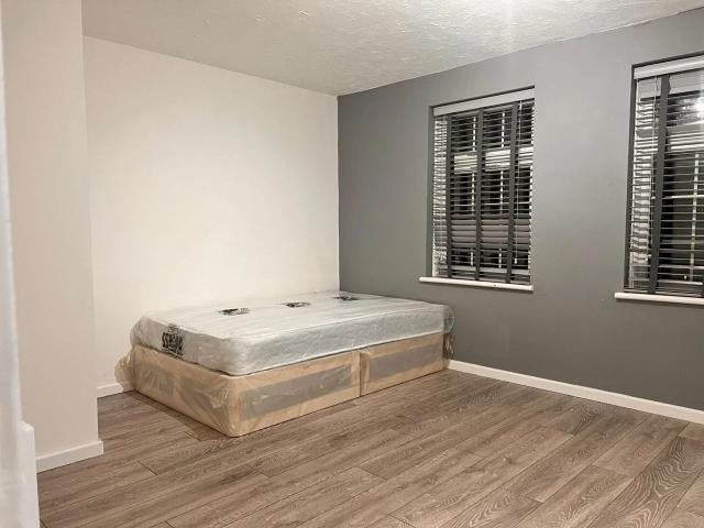 Room at Helpeston, Basildon