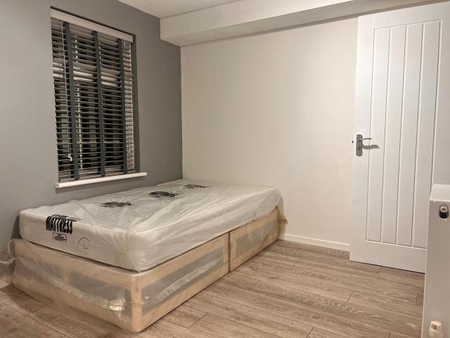 Room at Helpeston, Basildon