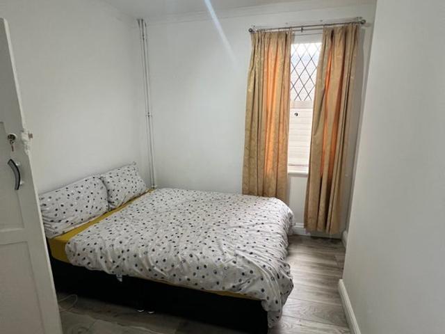 Room at Hencroft Street South, Slough