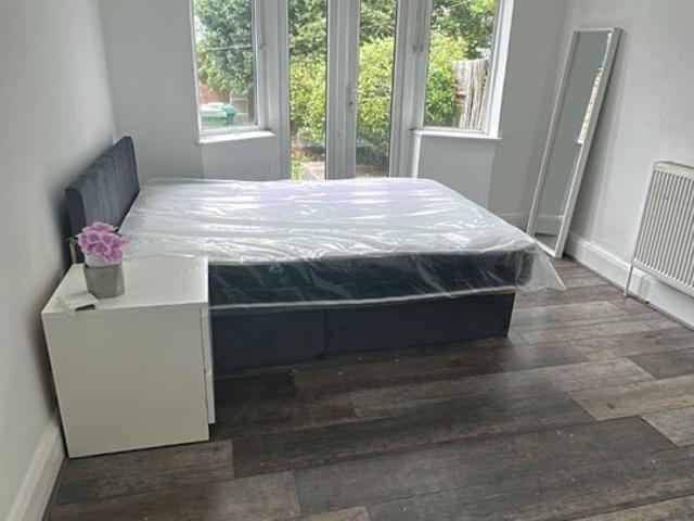 Room at Hendale Avenue, Greater London