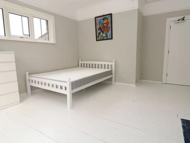 Room at High Street, Greater London
