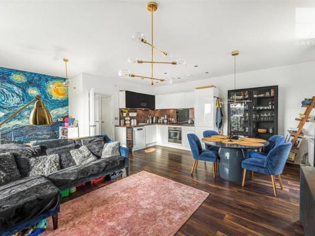 Room at Hickman Avenue, Greater London
