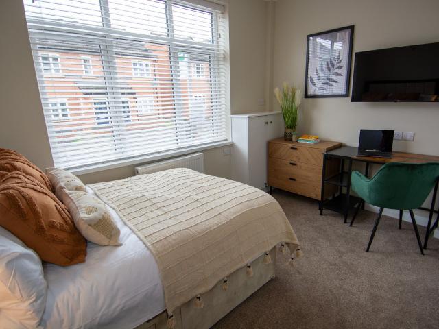 Room at Hightown, Crewe