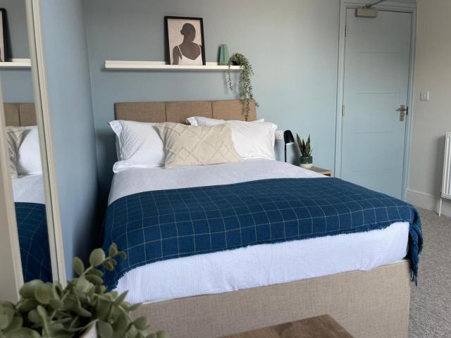 Room at High Street, Newport