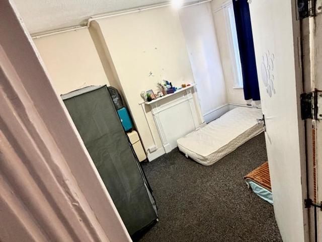 Room at High Street North, Greater London
