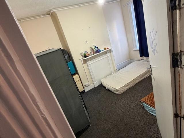 Room at High Street North, Greater London