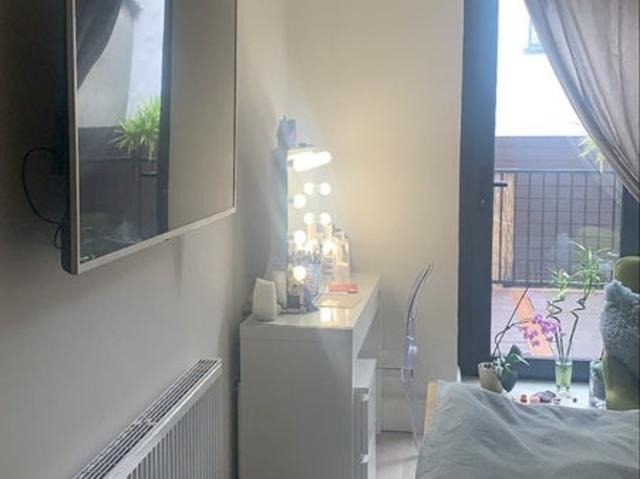 Room at High Street, Cardiff