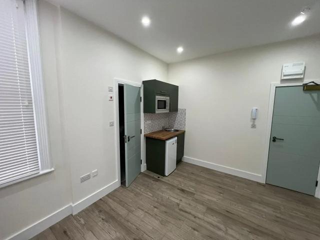 Room at High Street, Cheshunt