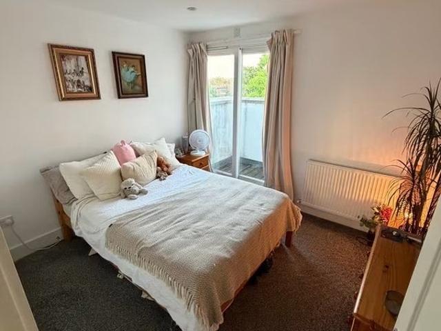 Room at High Street Colliers Wood, Greater London