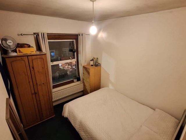 Room at High Street Colliers Wood, Greater London