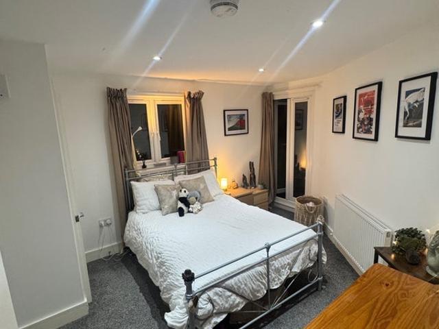 Room at High Street Colliers Wood, Greater London
