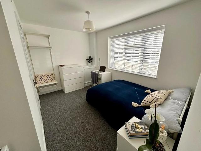 Room at High Street, Dacorum