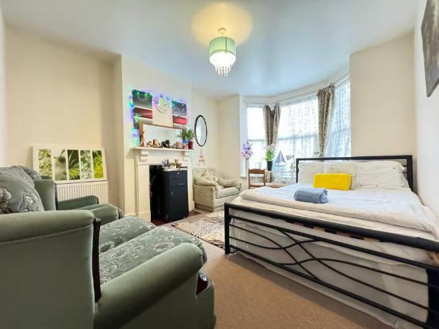 Room at High Street, Eastleigh
