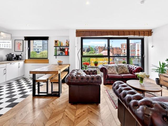 Room at High Street, Glasgow