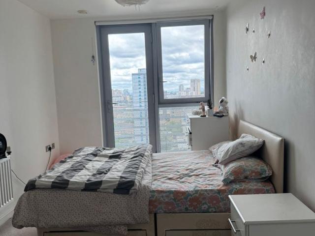 Room at High Street, Greater London