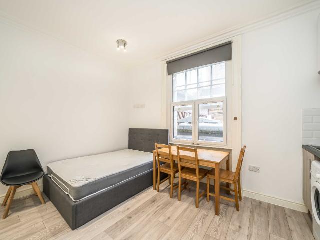 Room at High Street, Greater London