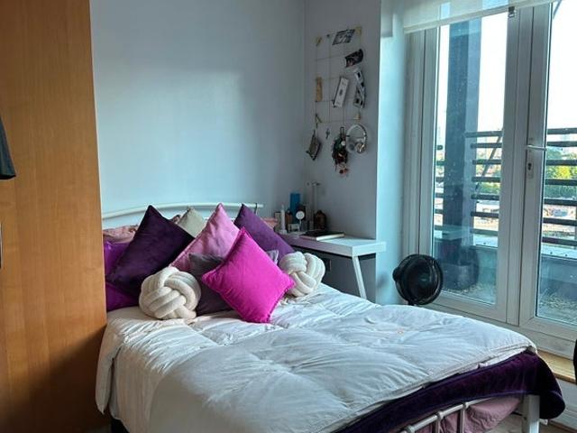 Room at High Street, Greater London