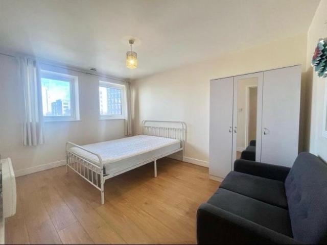 Room at High Street, Greater London