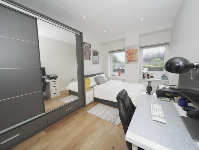 Room at High Street, Greater London