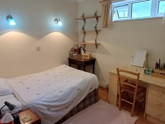 Room at High Street, Greater London