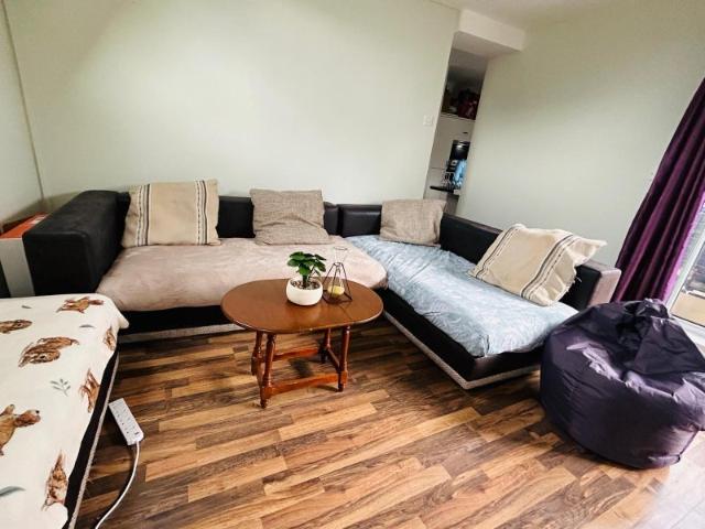 Room at High Street, Greater London