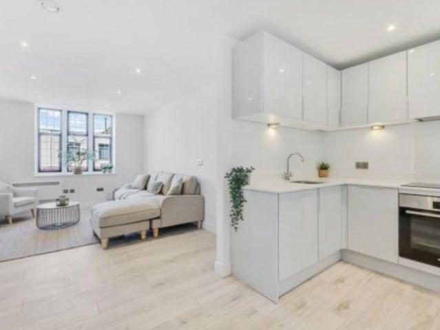 Room at High Street, Greater London