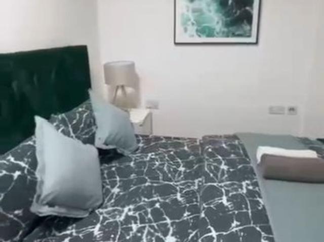 Room at High Street, Greater London