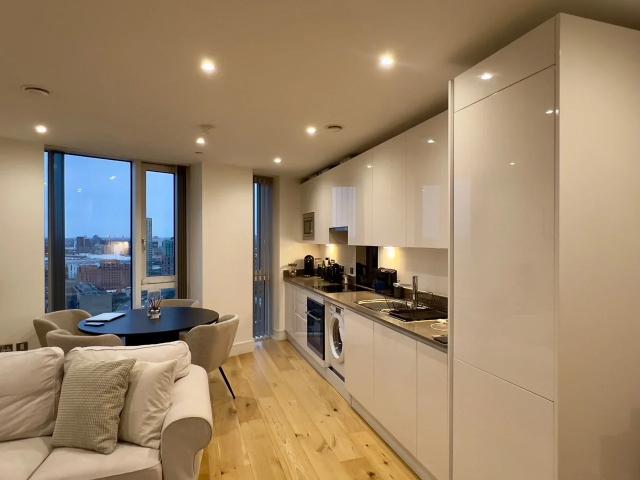 Room at High Street, Greater London