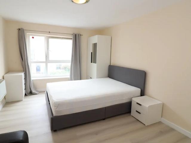 Room at High Street, Greater London