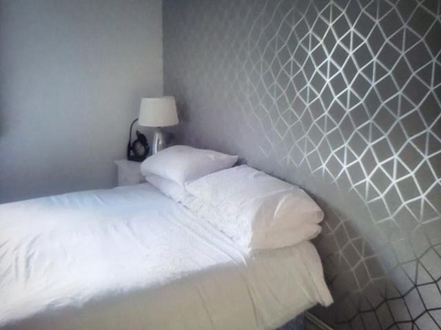 Room at High Street, Greater London