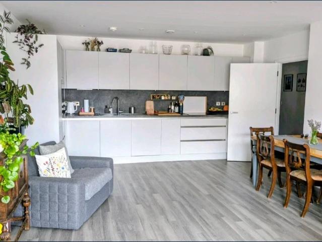 Room at High Street, Greater London